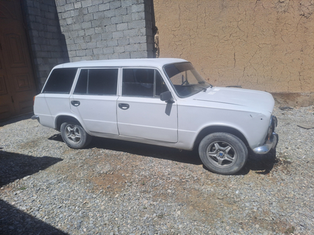 Vaz 21 02 sotiladi