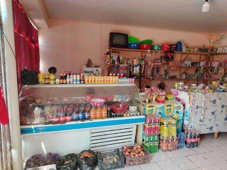 Navoiy viloyati Qiziltepa tumanida mini market binosi sotilmoqda