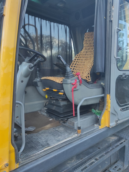 Volvo ekskavator sotiladi.