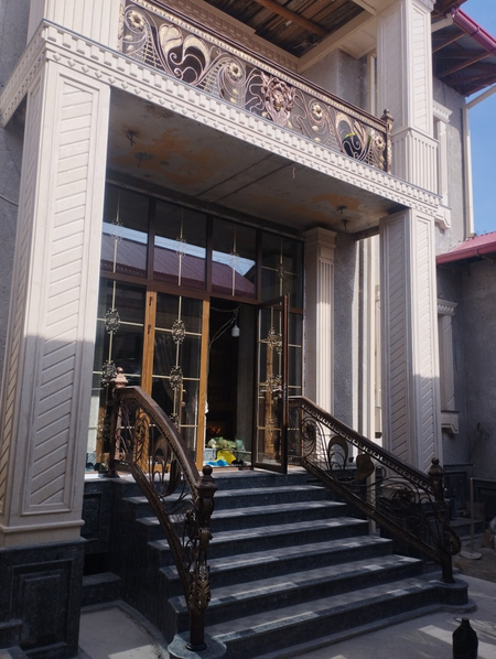 Дарвоза, решётка, перилалар ва козероглар