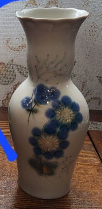 Вазы для цветов.