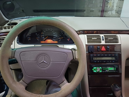 Мерседес бенц W210 Elegance. Мотор 111; 2,3 турбо компрессор; 1997 год