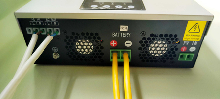 Quyosh panellari uchun invertor 2KW + Akkumulyator 70Ah sotiladi