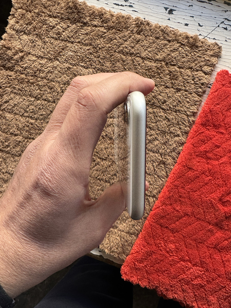 iphone 11 pamit 64g holati yahwi faqat ekran aliwgan oqip qlila
