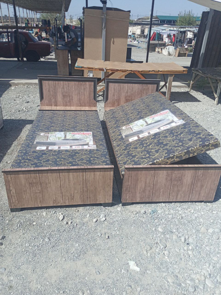 Yakkali divanlar sotiladi razmeri eni 90sm  uzuni 2.10sm  tagi sondiq