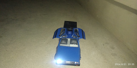 DELOREAN DMC-12 model qo'l mehnati