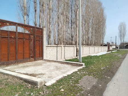 Недостроенный дом в участке