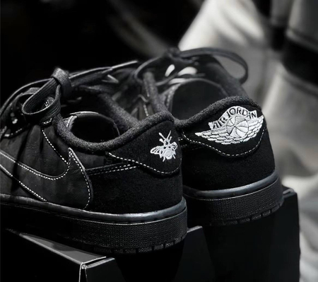 Кроссовки  Air Jordan 1 Travis  Scott 
Материал  из натуральной кожи