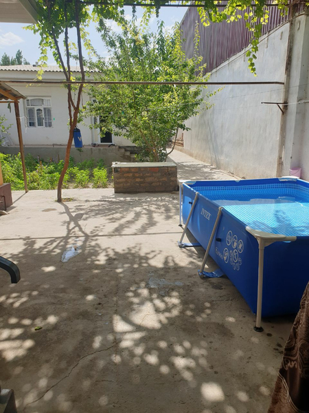 Hovli uy sotiladi