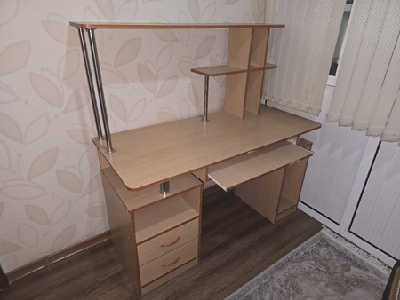Продаётся большой удобный компьторный стол