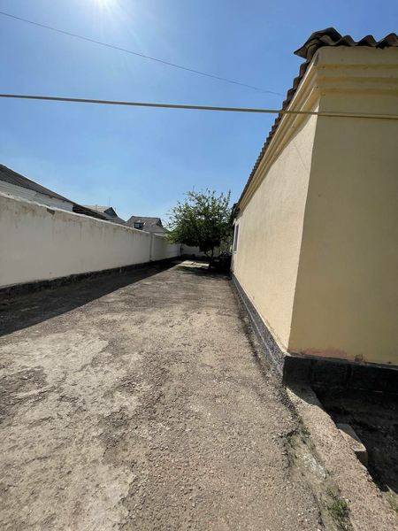 Srochna hovli sotiladi