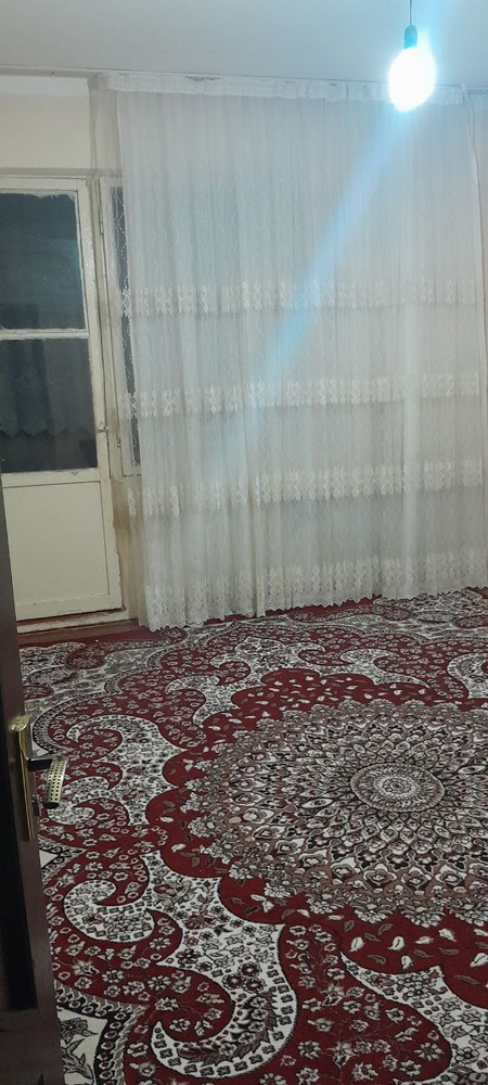 Uy sotiladi 4 etajli dom 1 etaj 2 xonali semewinni  razdelni qilingan