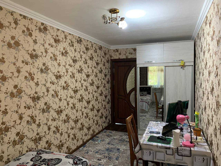 Срочно! Недорого продается 1-я кв. 1-й этаж (кирпичный дом) Азиз Базар