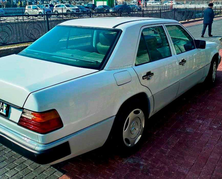 Автомобиль Мерседес, 124 кузов, мотор 102, объем двигателя 2.3