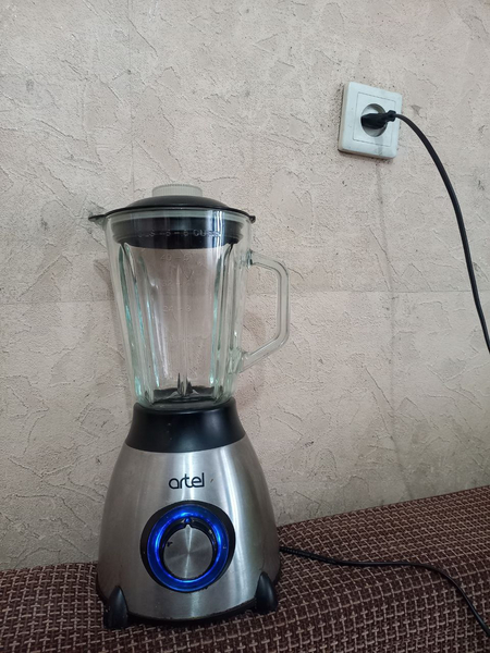 Продам блендер Artel