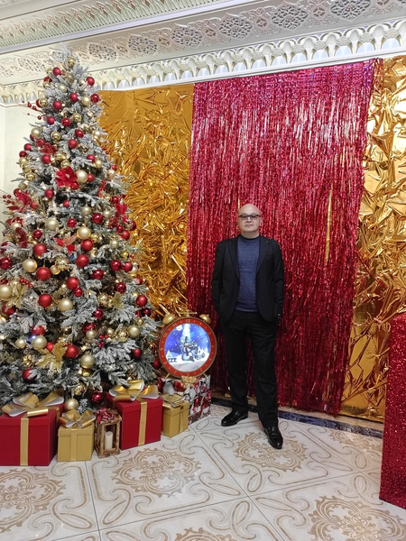 Весёлый шоумен к вашим услугам.