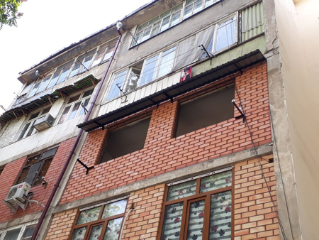 Кладка кирпича на балконе.