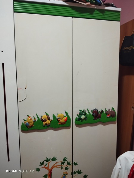 Детский гарнитур , стол и шкаф