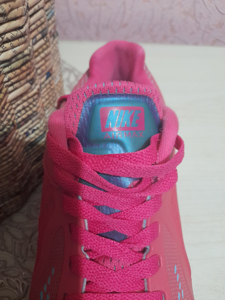 Продаются женские  кроссовки фирмы NIKE