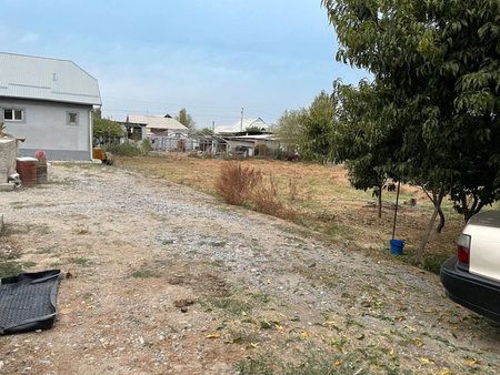 Hovli uy sotiladi