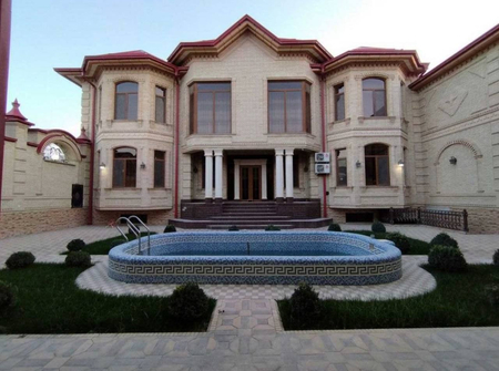 Tayor jixozlari bilan hovli sotiladi
