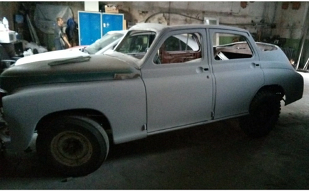 Старинный ретро редкий автомобильи.