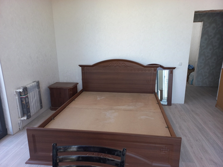 Спальня состоит из кровати, 2 тумбочке, шкаф и трюмо