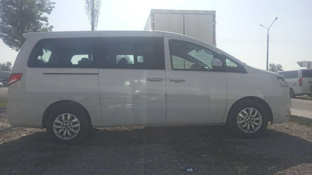 11 o'rindiqli lyuks JAC M4 mikroavtobus