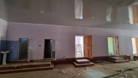 Ҳовли уй сотилади