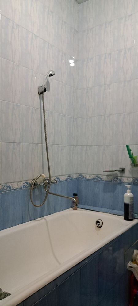 Продаётся квартира в дол дороги первый этаж находится возле стадион ло