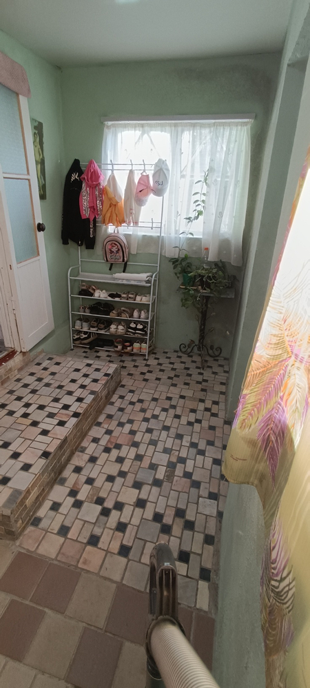 Продаётся дом на участке.