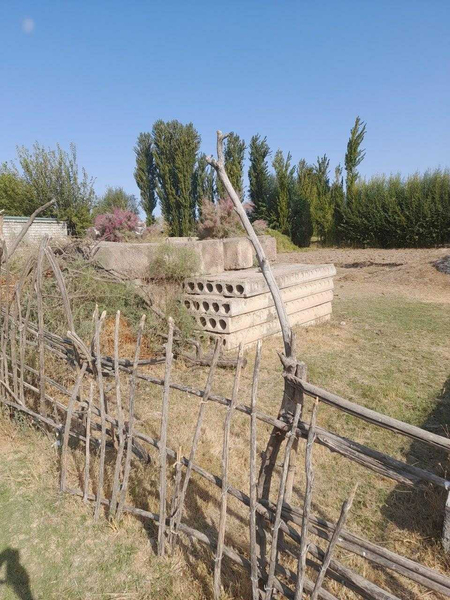 Beton bloklar va 5 dona plita