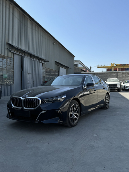 BMW i5 35L (+доп опции) AVTOKREDIT!