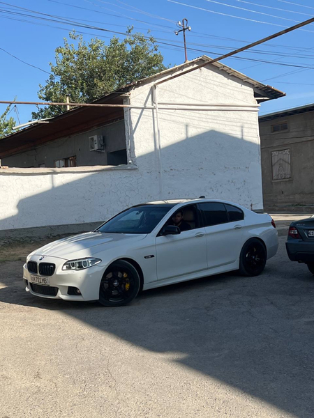 Bmw M5 F10 M paket qilingan navaroti ko’p