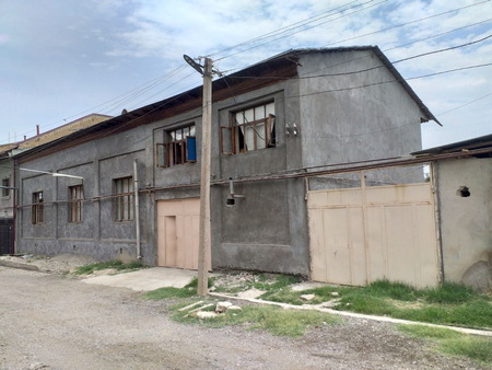 Уй Толик, ёки яркими сотилади