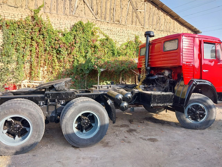 Kamaz tyagach universal konteyneravoz