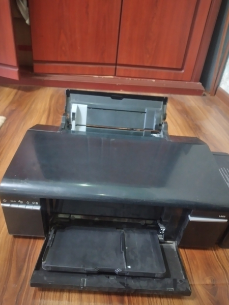 Epson L805 yaxshi holatda