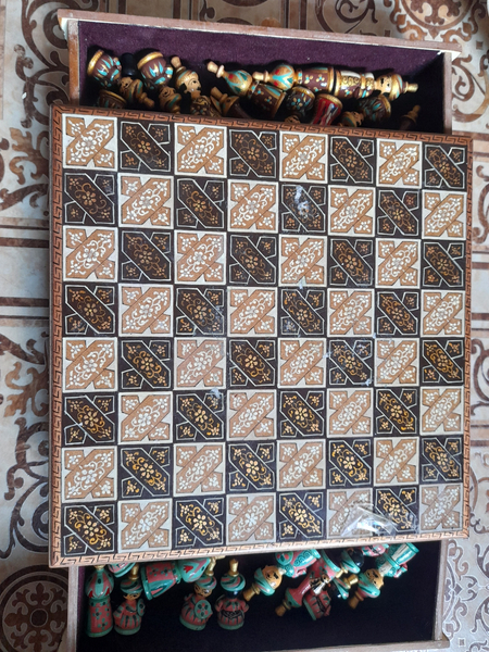 Shaxmat ishqibozlari uchun qadimiy uslubda ishlangan qolishi suvinerni