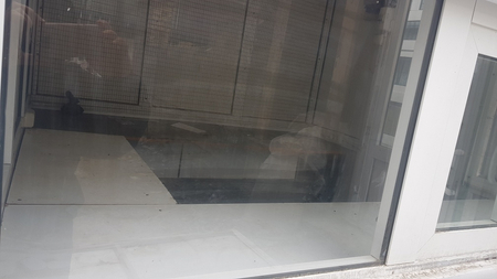 Akfa butka yaxshi xolatda. 2m ga 2m  pol, patalok,  polkalar qilingan