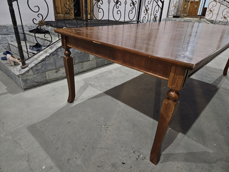 Stol sotiladi, razmeri 2.50 ga 1.20
