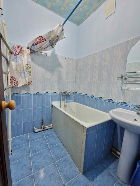Чил Ц квартал
2/2/4 48м² бал:1.5*3 
Ор-р: метро Чиланзар