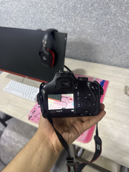 Canon eos 4000d.
