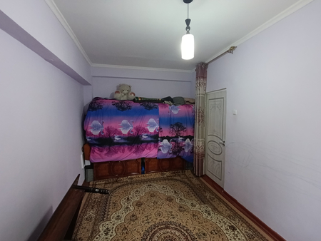 Kvartira sotiladi. 2/2/4. Qulay lokatsiyada. Alohida garaj ham bor.