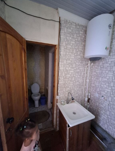 СРОЧНО ПРОДАЕТСЯ Чирчик ш. 9 м/н АТС йул юзи Малосемейка дом 1х 18 м²