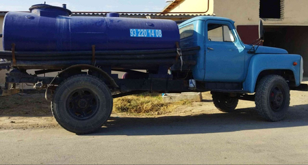 Gaz 53 vodavoz, ishlab turgan mashina.