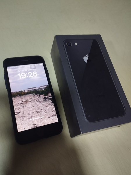 iPhone 8.        .