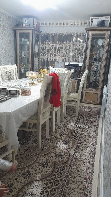 Uy sotiladi 3-xonali. 4-m.k.r.Yo'l yuzida 1 etaj