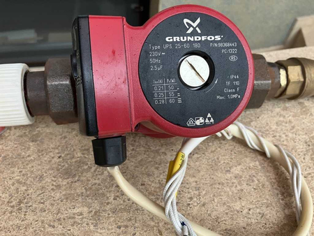 Насос циркуляционный Grundfos UPS 25 60  с гайками