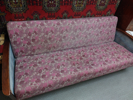 Продам диван-книжка (200*130) с ящиком, кресло, журнальный стол 110 см