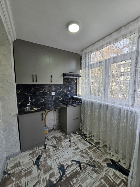 Фрунзе 3 хон квартира  сотилади 44 000